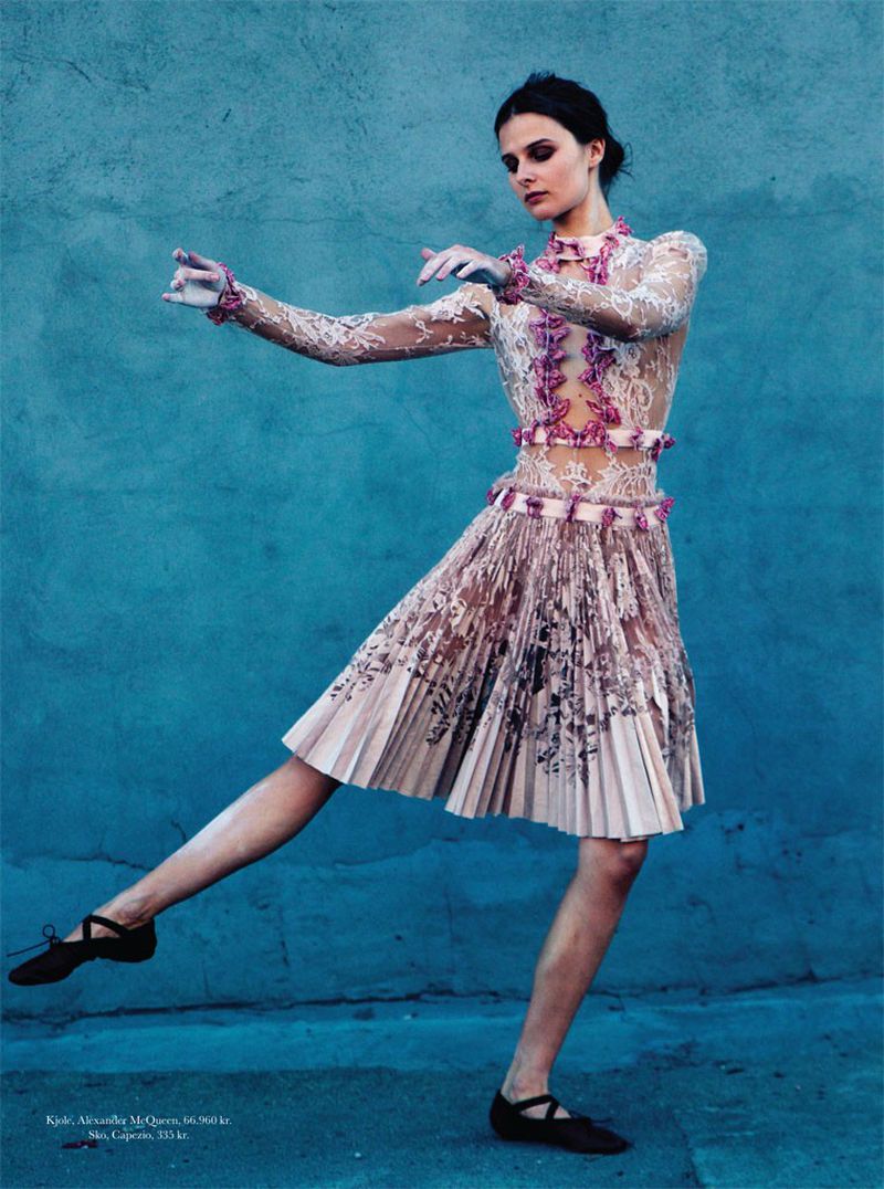 Dark Swan (Elle Denmark)