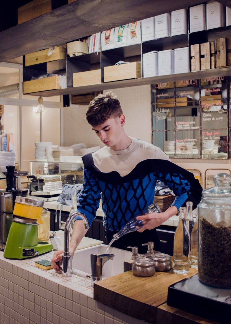 A day in the life of a cute barista (Elle Hong Kong)