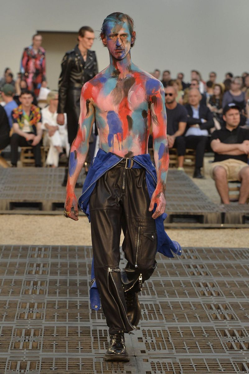 Alexander McQueen S/S 19 Men's Show (Alexander McQueen)