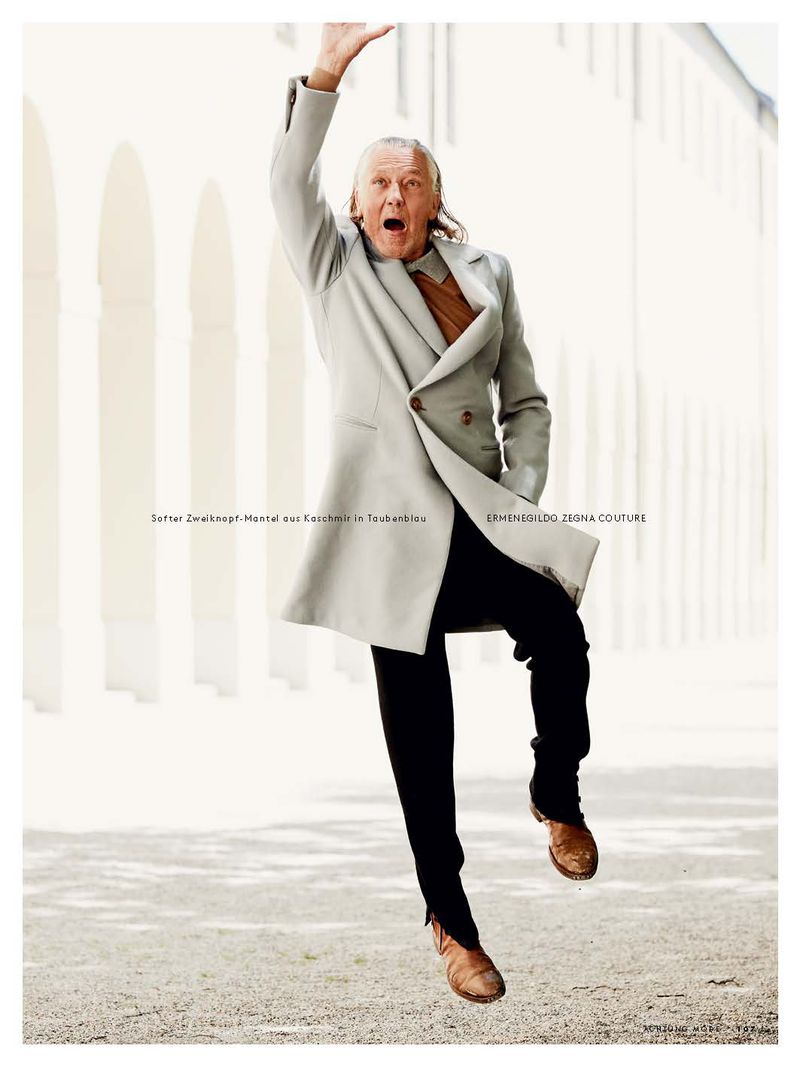 Charles Schumann ummantelt von Tanzlaune (Achtung Magazine)