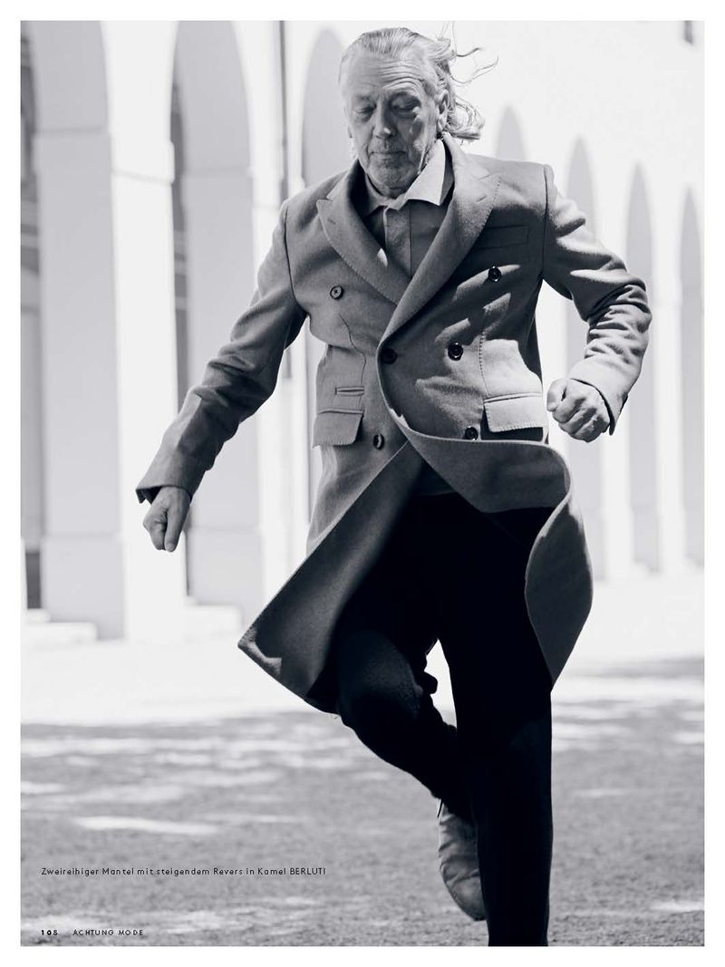 Charles Schumann ummantelt von Tanzlaune (Achtung Magazine)