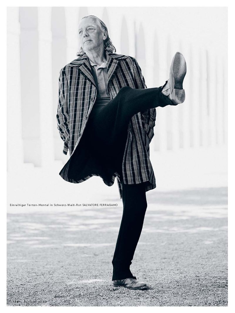 Charles Schumann ummantelt von Tanzlaune (Achtung Magazine)