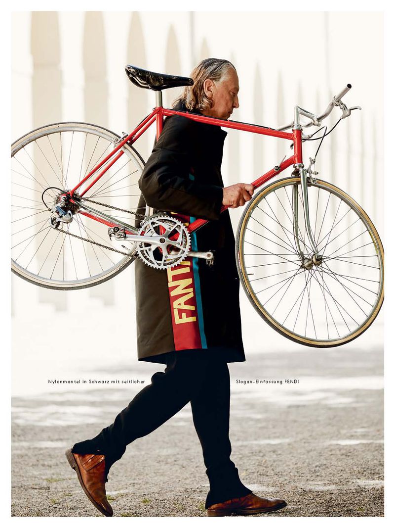 Charles Schumann ummantelt von Tanzlaune (Achtung Magazine)