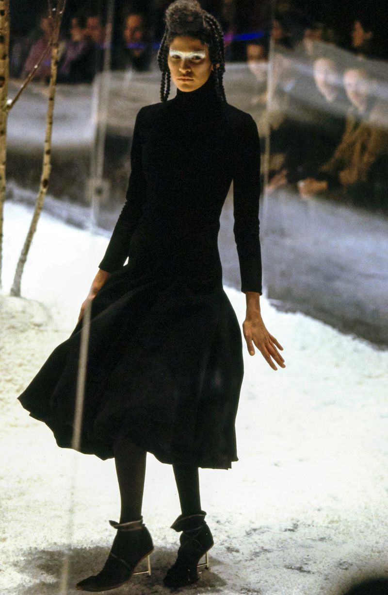 Alexander McQueen F/W 1999 Show (Alexander McQueen)