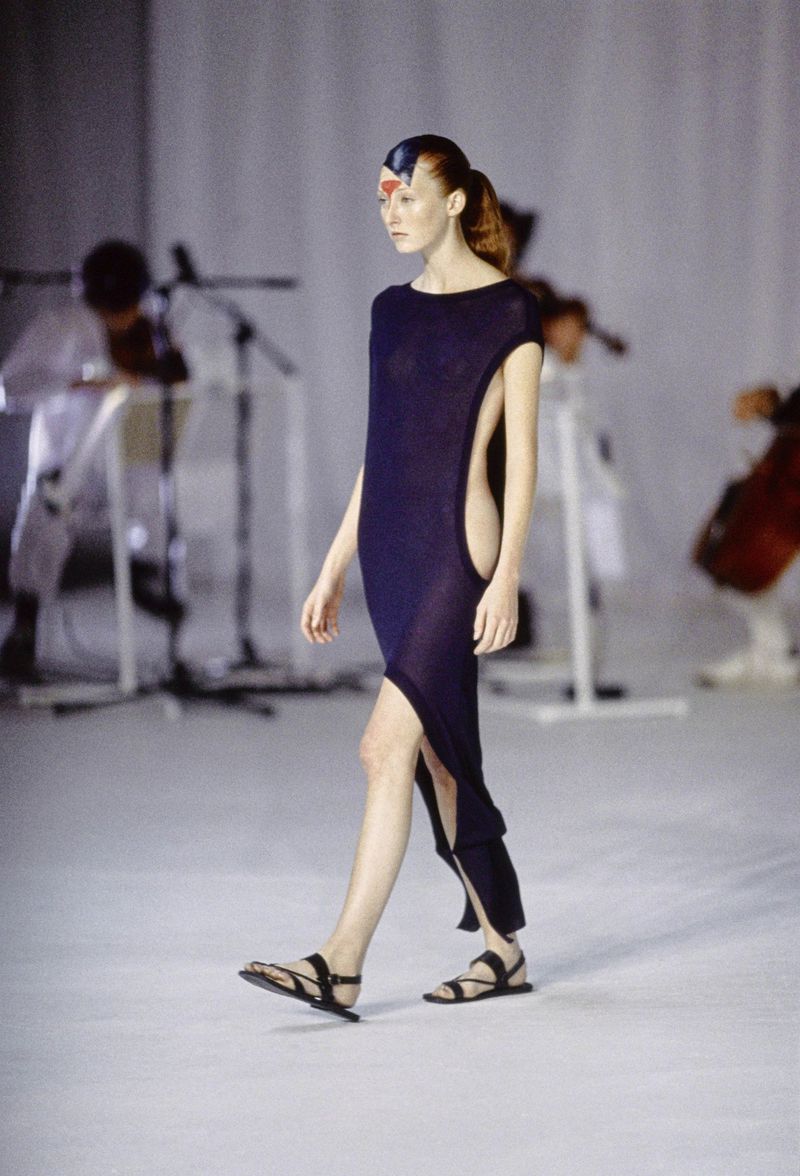 Hussein Chalayan S/S 1998 Show (Chalayan)