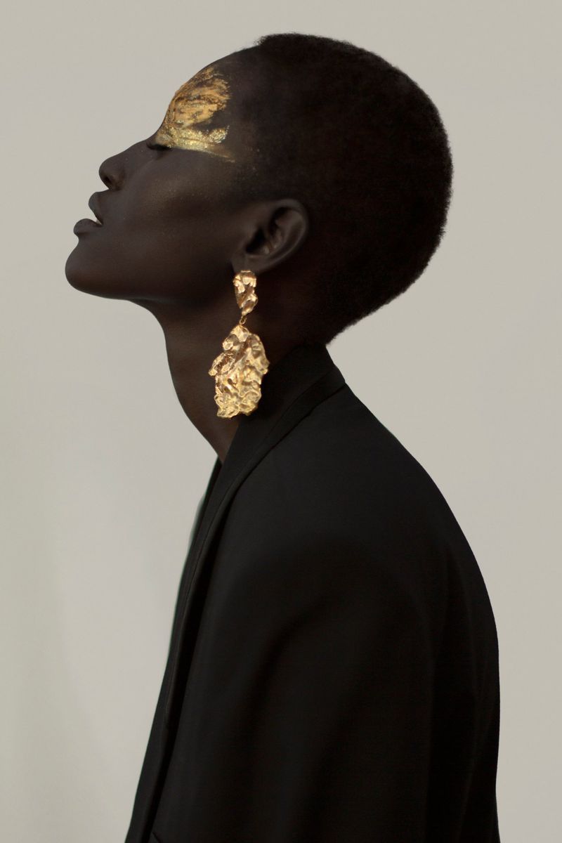 gold is a beautiful scar (Schön Magazine)