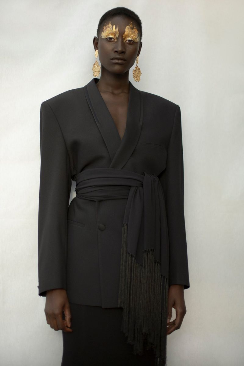 gold is a beautiful scar (Schön Magazine)