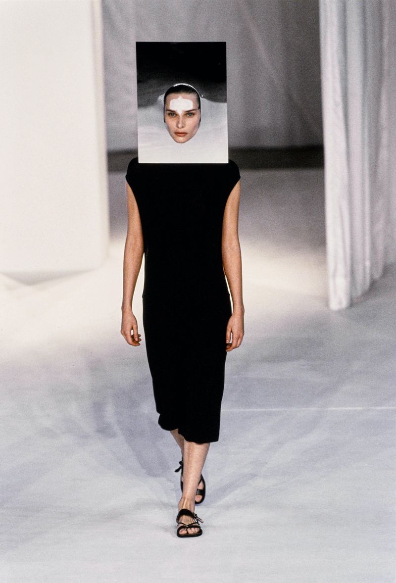 Hussein Chalayan S/S 1998 Show (Chalayan)