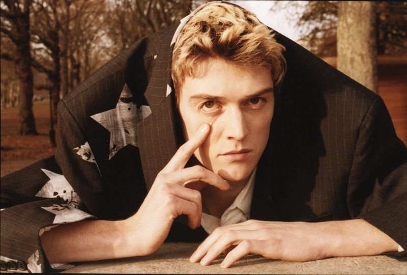 A Stroll by the Palace (Vogue.it)