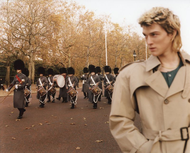 A Stroll by the Palace (Vogue.it)