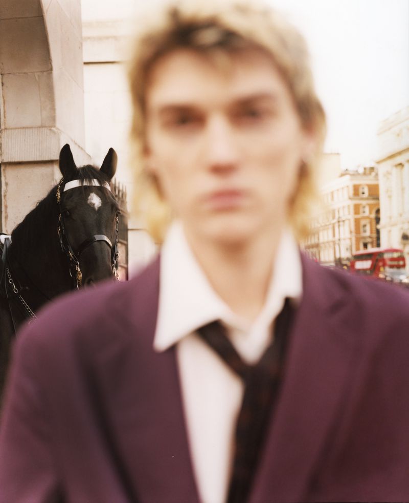 A Stroll by the Palace (Vogue.it)