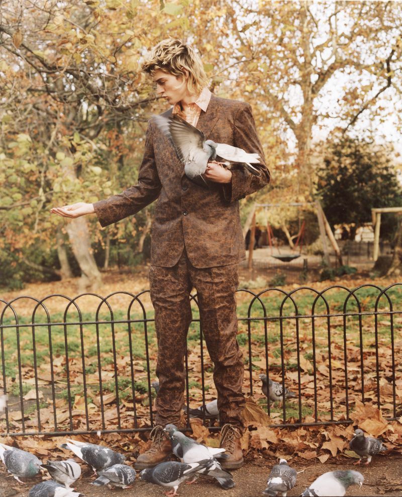 A Stroll by the Palace (Vogue.it)