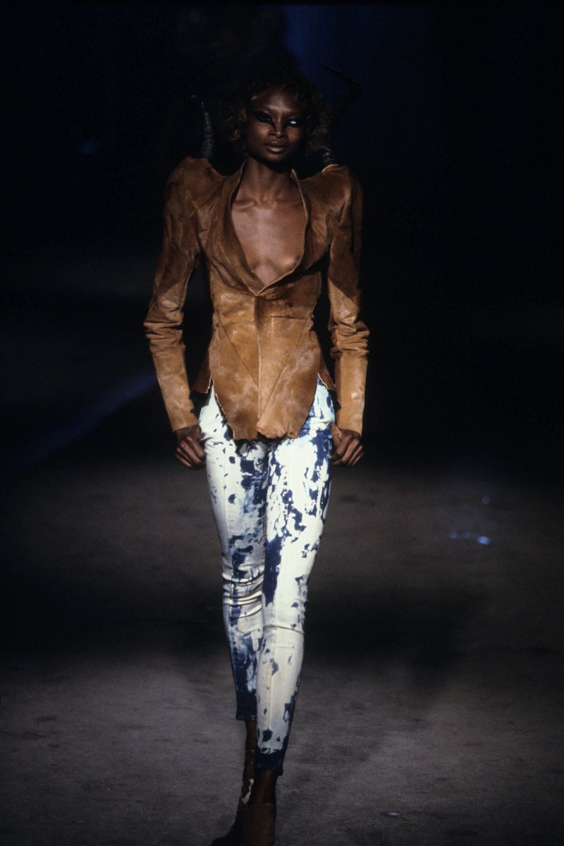 Alexander McQueen F/W 1997 Show (Alexander McQueen)