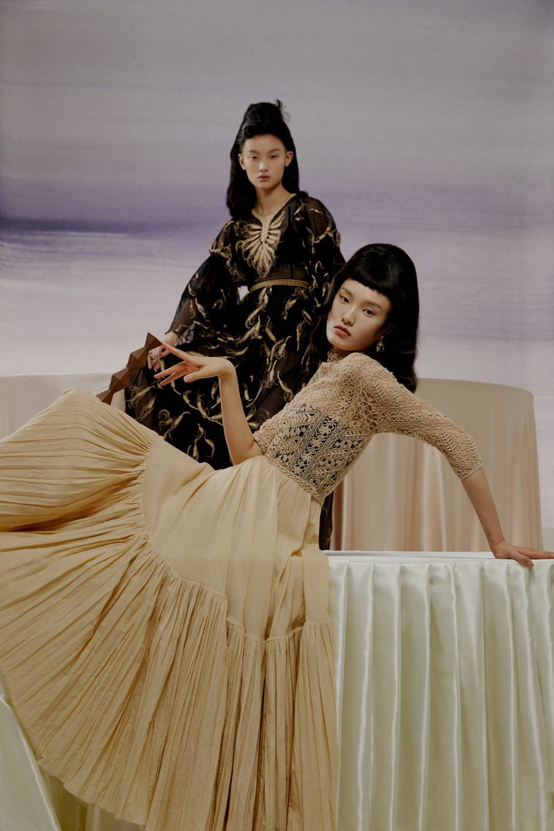 Photographed by MUKA (SuperELLE China)