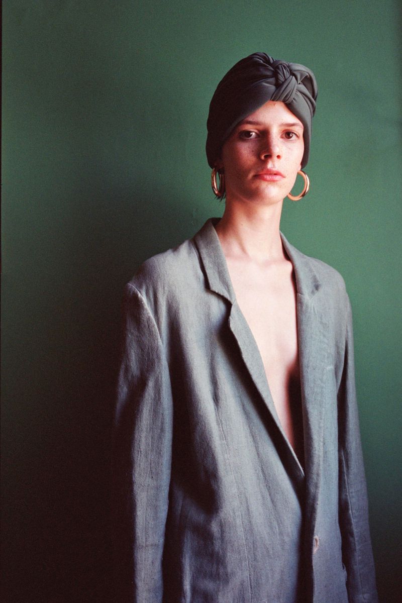 Rose with the broken neck (Vogue.it)