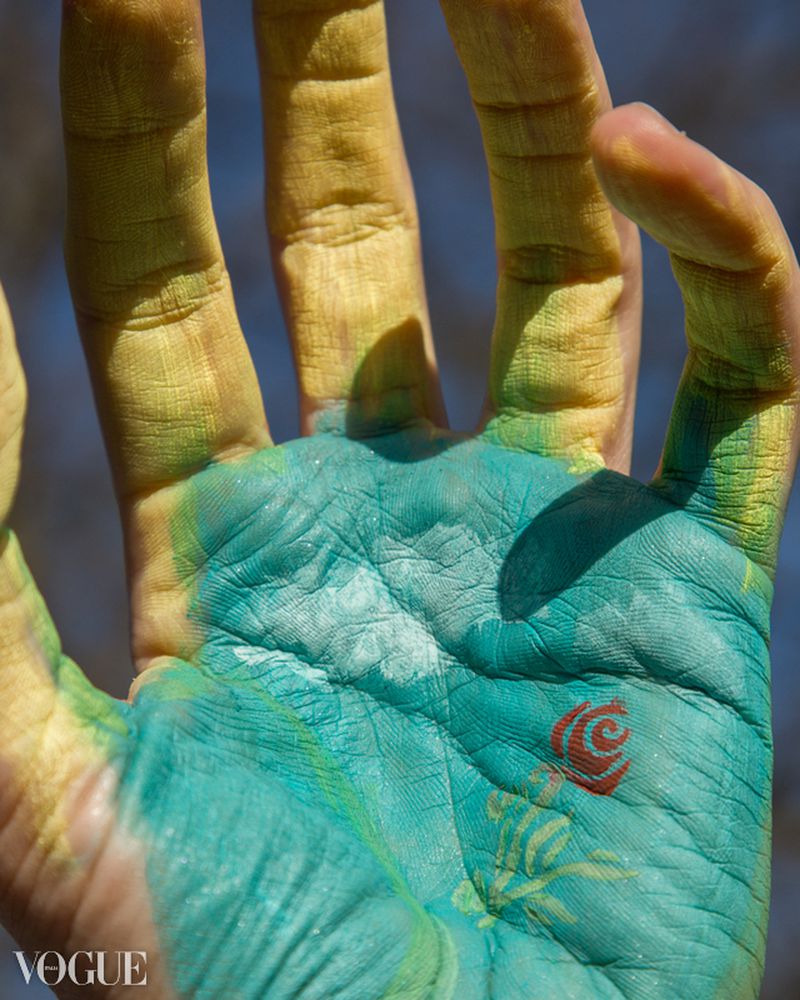 HAND PAINTING (Vogue.it)