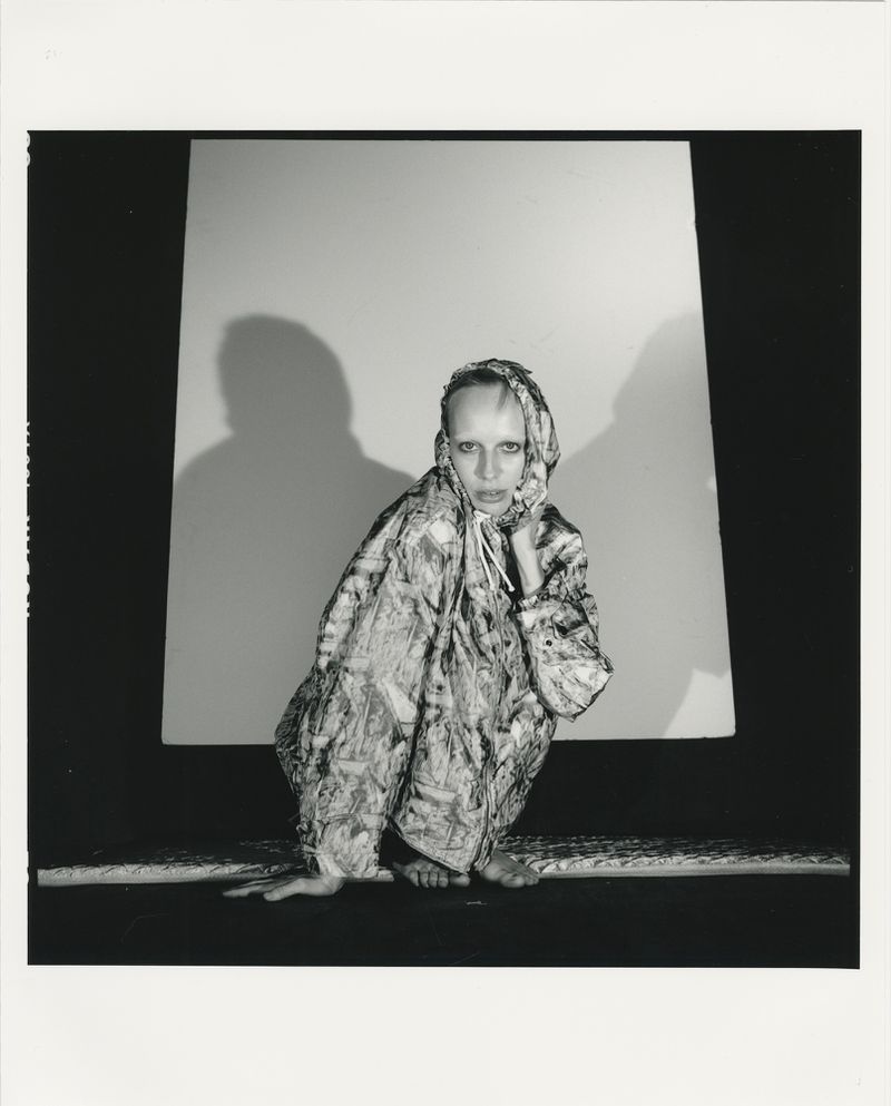 Lili Sumner eating alla caprese (Crash Magazine)