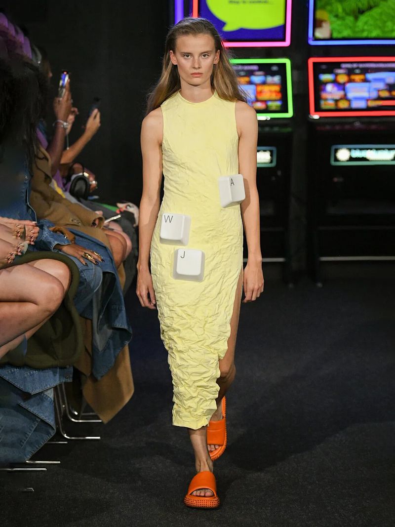 J.W. Anderson S/S 23 Show (J.W. Anderson)