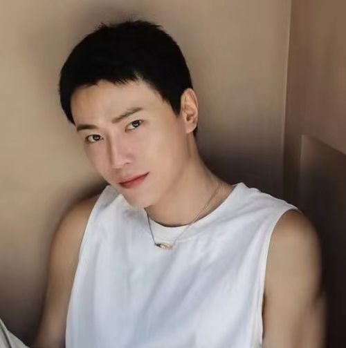 Junqi Fan - Fashion Editor/Stylist Profile - Photos & latest news