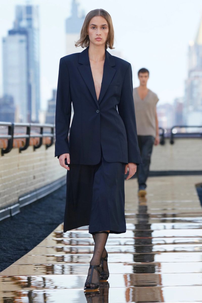 COS F/W 22 Show (COS)