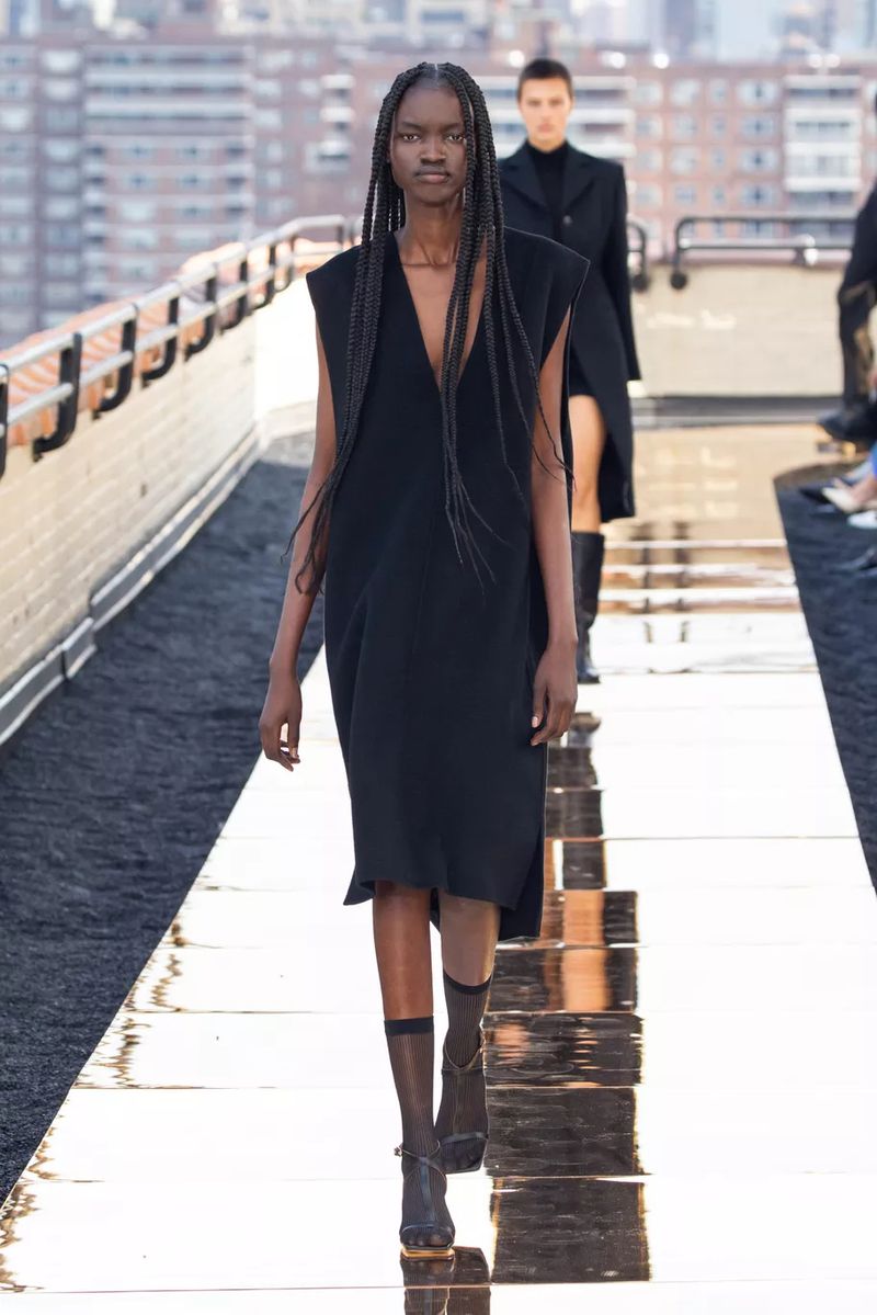 COS F/W 22 Show (COS)