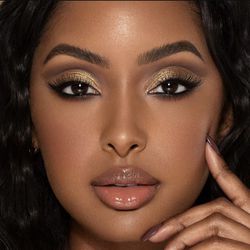 Olay Noel - Model Profile - Photos & latest news