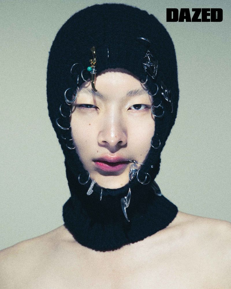 피부를 뚫고 튀어나온 성장통. (Dazed & Confused Korea)