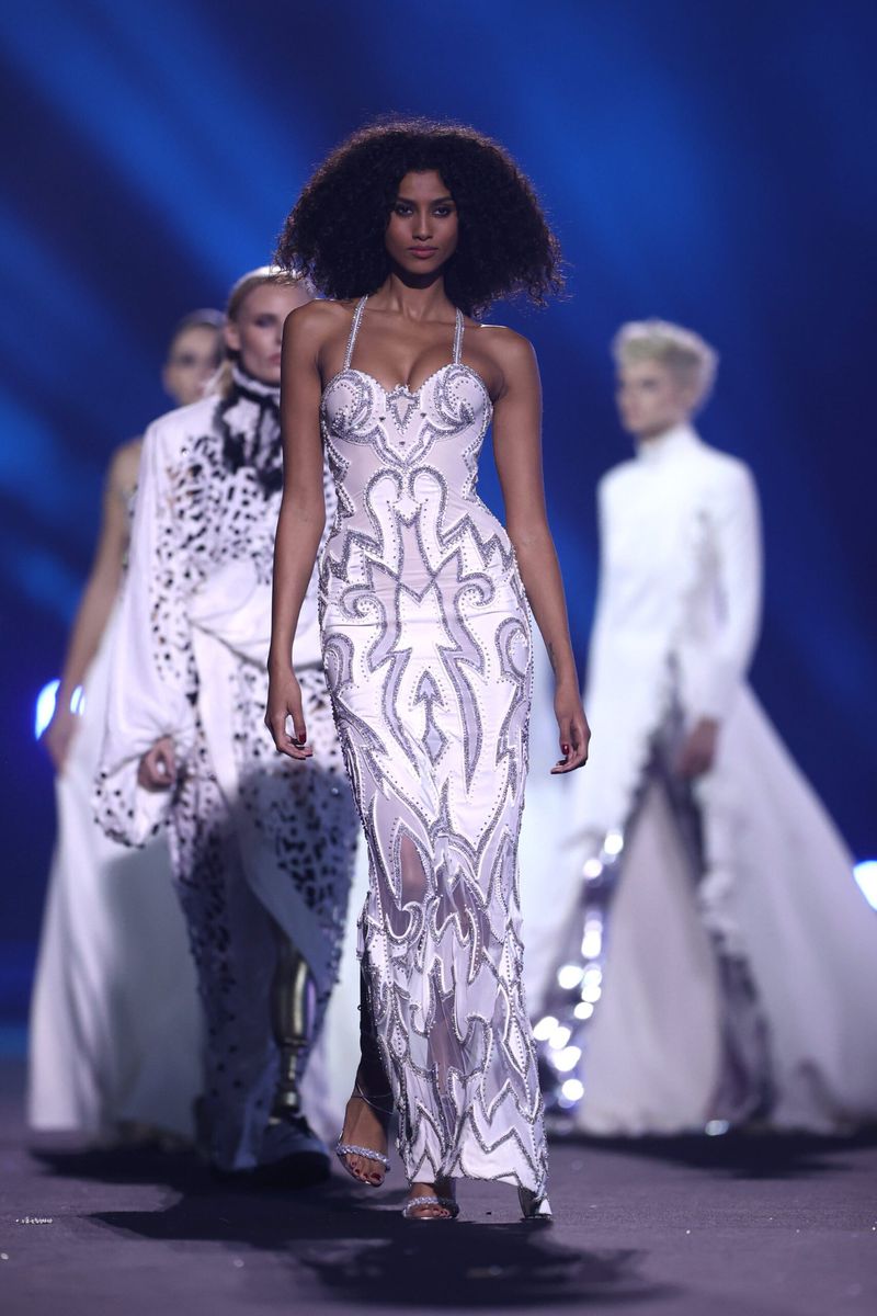 QATAR FASHION UNITED by CR RUNWAY (CR Fashion Book)