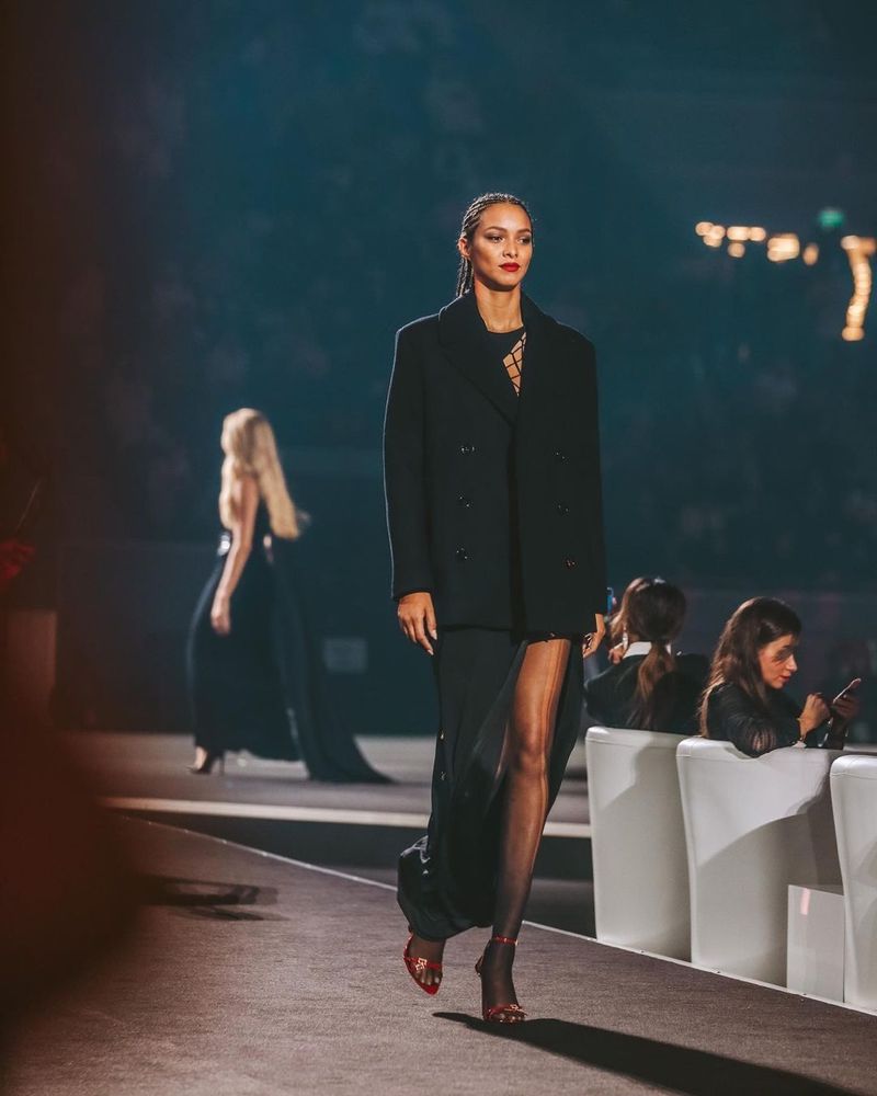 QATAR FASHION UNITED by CR RUNWAY (CR Fashion Book)