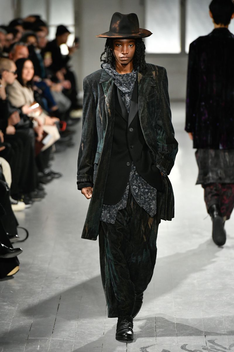 Yohji Yamamoto F/W 23 Men's Show (Yohji Yamamoto)