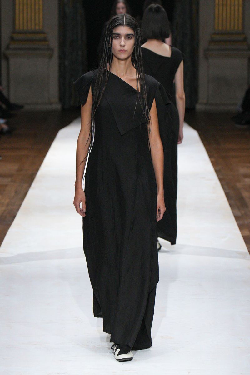 Yohji Yamamoto S/S 24 Show (Yohji Yamamoto)