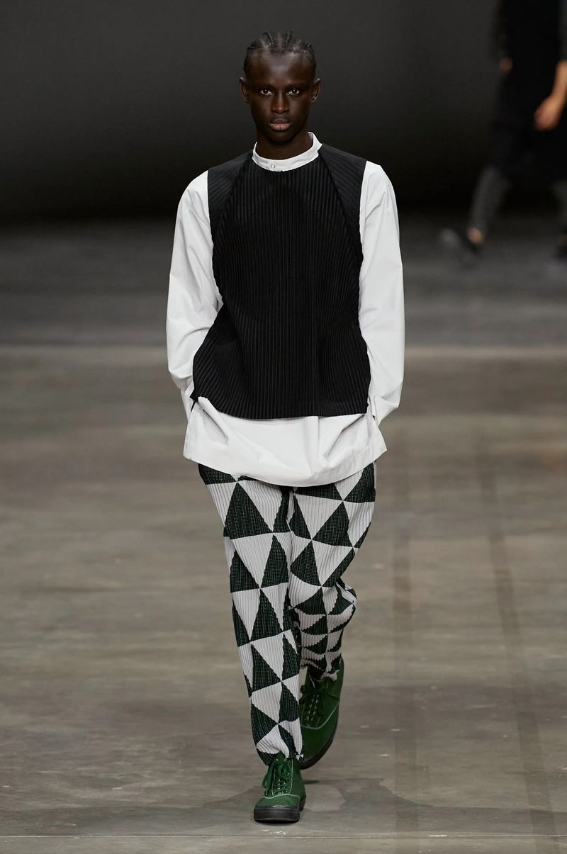 Homme Plissé Issey Miyake F/W 23 Show (Issey Miyake)