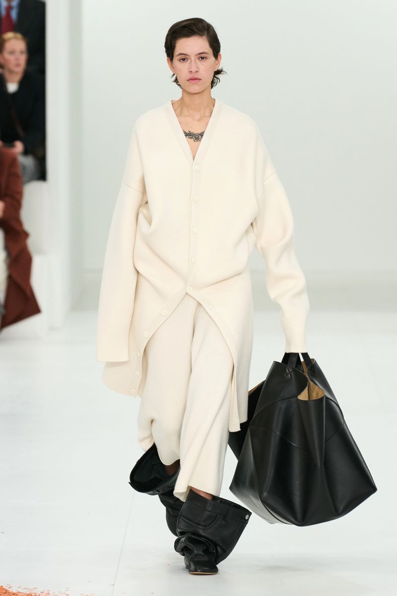 Loewe F/W 23 Show (Loewe)