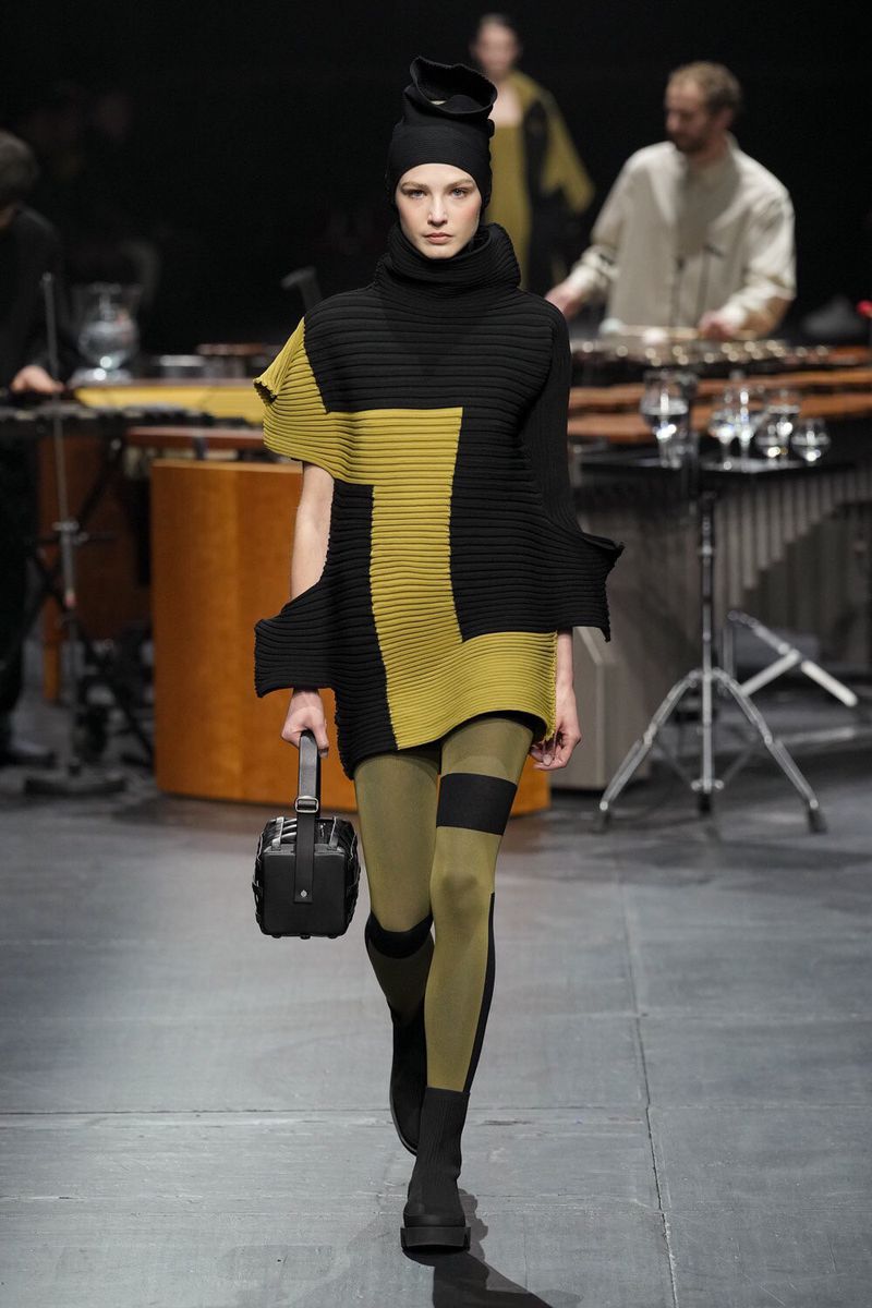 Issey Miyake F/W 23 Show (Issey Miyake)