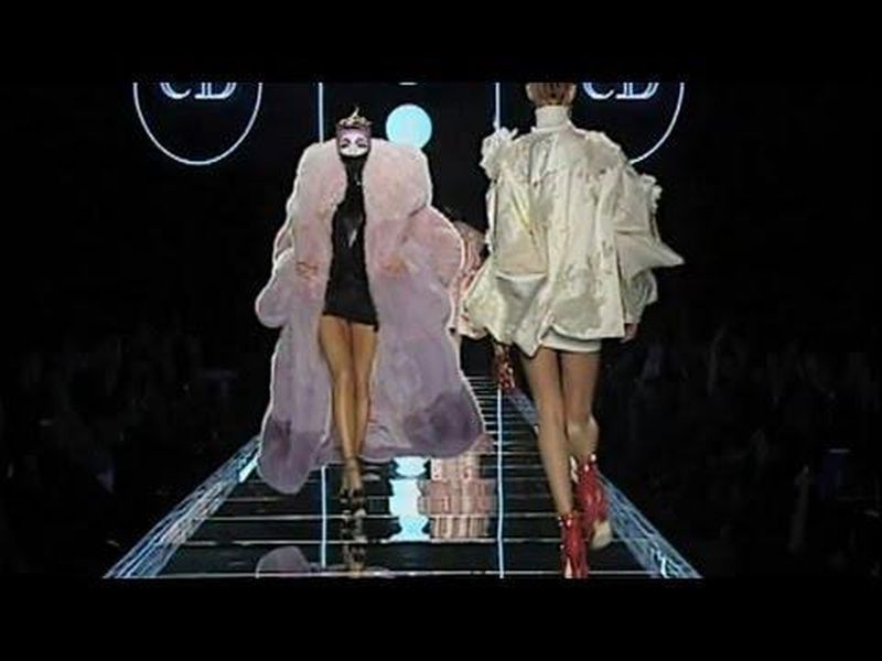 Dior F/W 2003 Show (Dior)