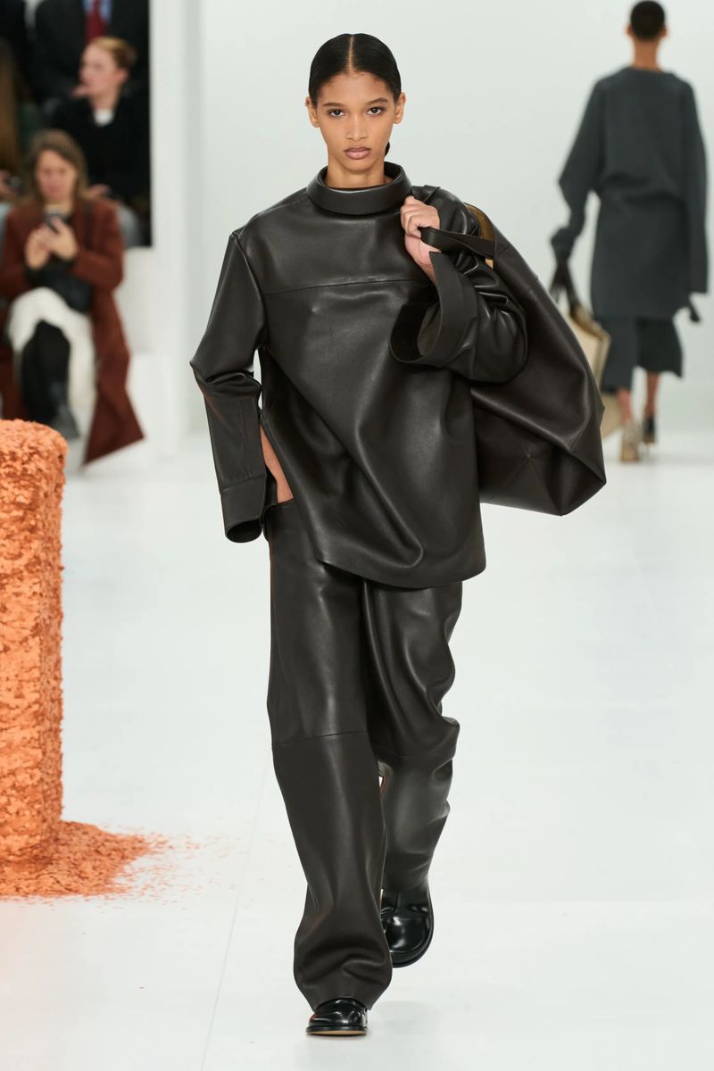 Loewe F/W 23 Show (Loewe)