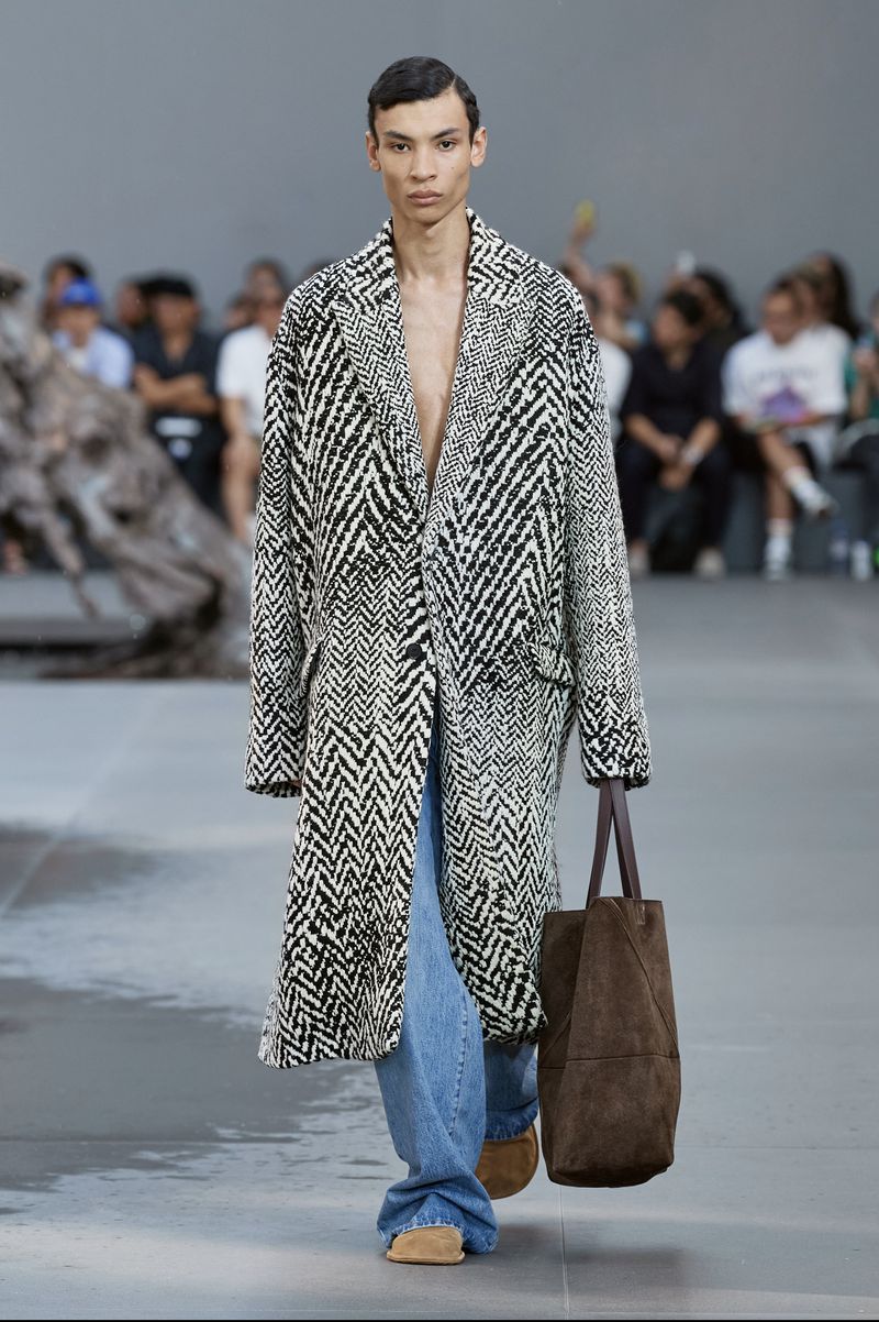 Loewe S/S 24 Men's Show (Loewe)