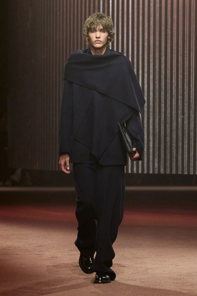 COS F/W 23 Show (COS)