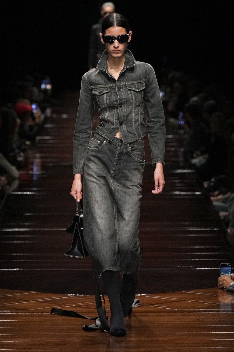 Balenciaga S/S 25 Show (Balenciaga)