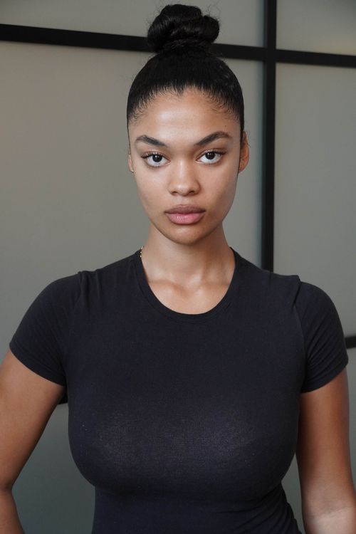 Nya Grace - Model - detail by people