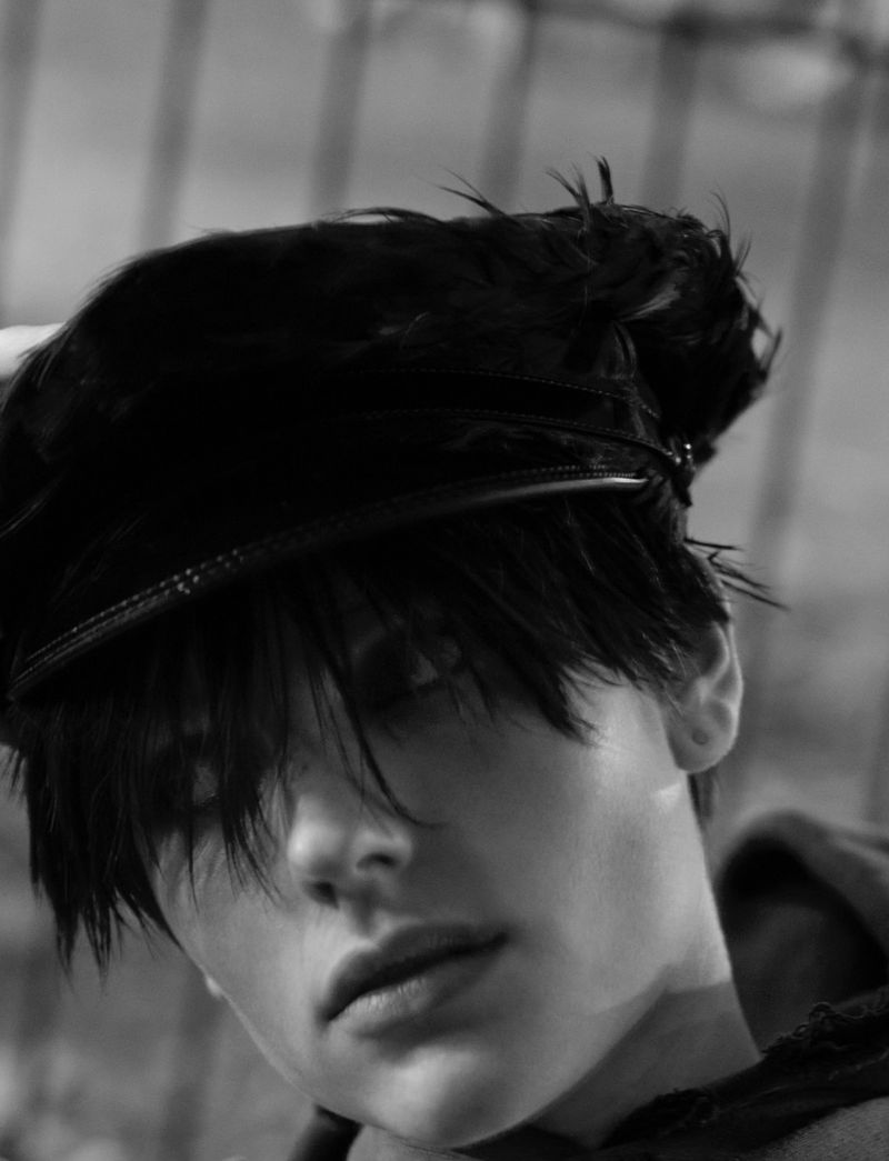 Nobody watched me before, now I am watched... (Re-Edition Magazine)