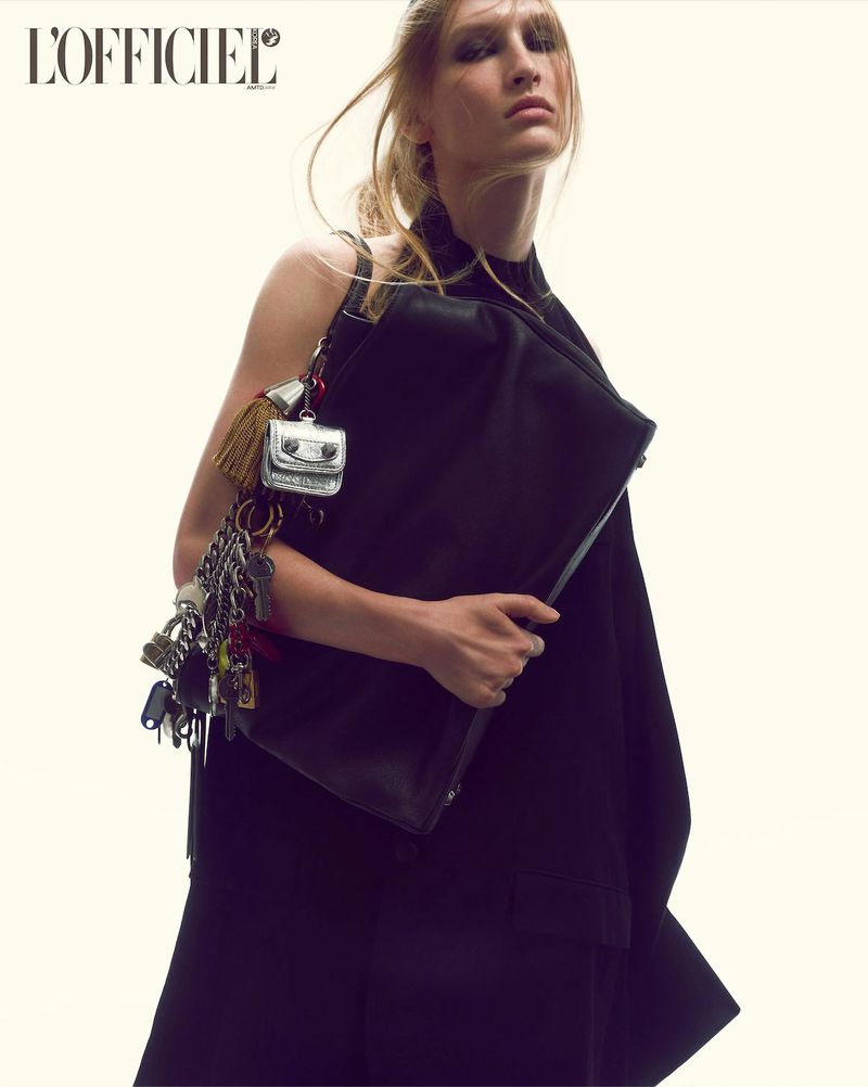 Minimalist look for Fall/Winter 2024 by Hwang Byung Moon (L'Officiel Korea)