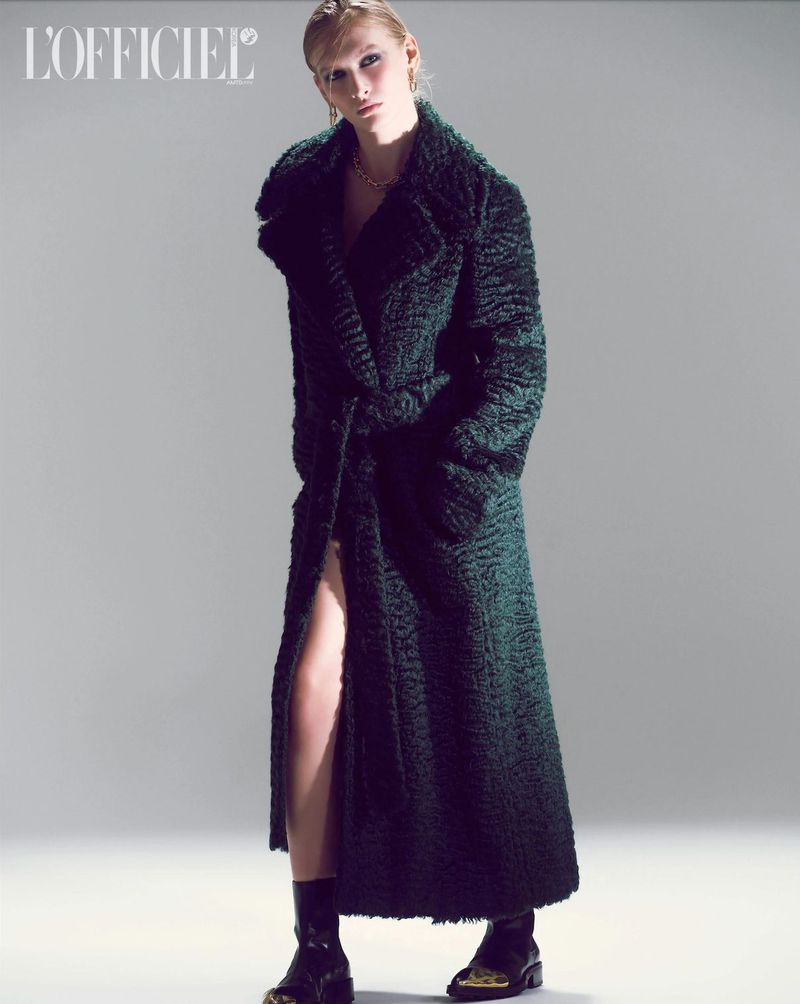 Minimalist look for Fall/Winter 2024 by Hwang Byung Moon (L'Officiel Korea)