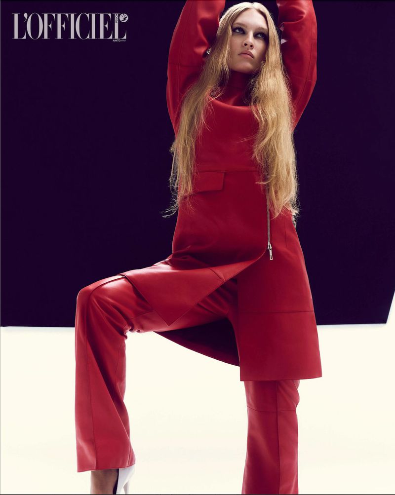 Minimalist look for Fall/Winter 2024 by Hwang Byung Moon (L'Officiel Korea)