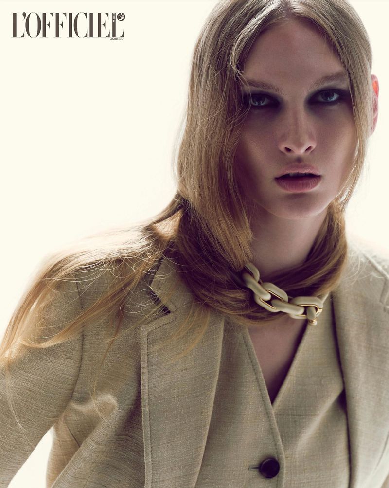 Minimalist look for Fall/Winter 2024 by Hwang Byung Moon (L'Officiel Korea)