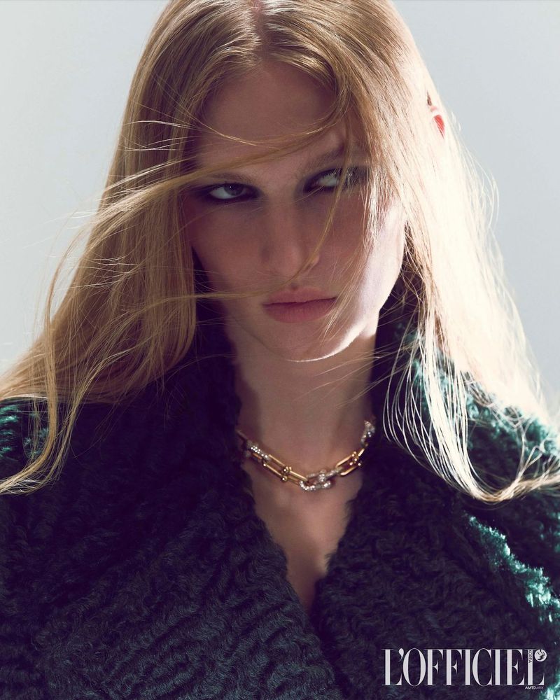Minimalist look for Fall/Winter 2024 by Hwang Byung Moon (L'Officiel Korea)