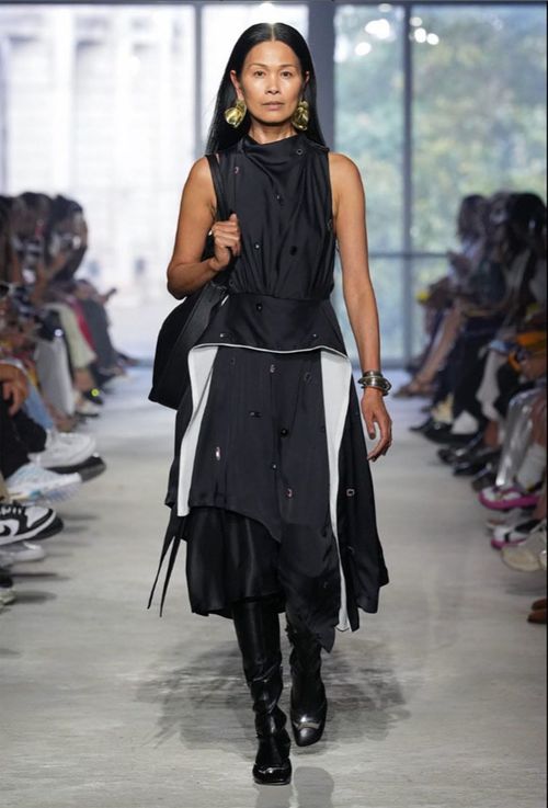 Eleanor Simon - Model - detail by people