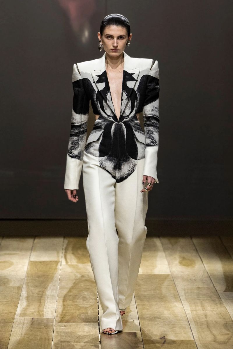 Alexander McQueen F/W 23 Show (Alexander McQueen)