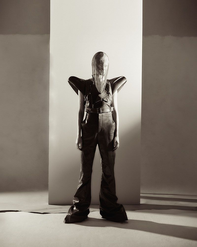 Curved Gravity (Le Mile Magazine)