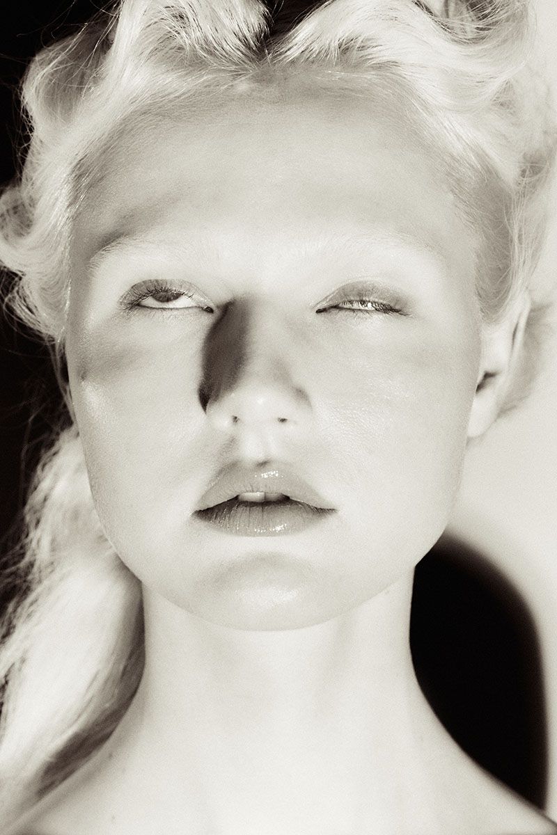 Curved Gravity (Le Mile Magazine)